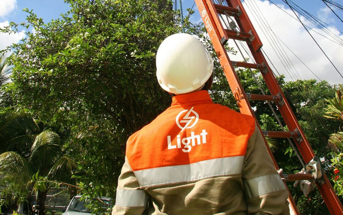 Companhia de energia elétrica Light contrata profissionais de diversas ...