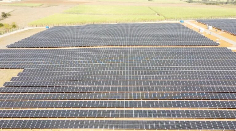 Âmbar Energia inaugura usina solar no interior de SP com 2.352 painéis ...