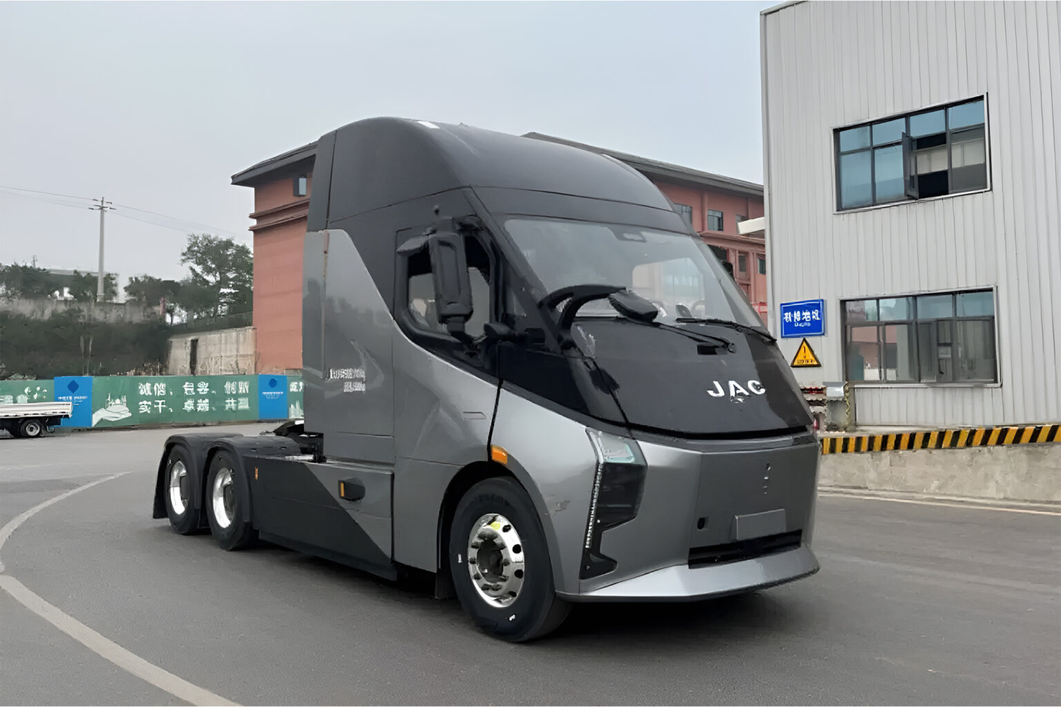 JAC “desafia” a Tesla com o anúncio de caminhão elétrico com dois ...