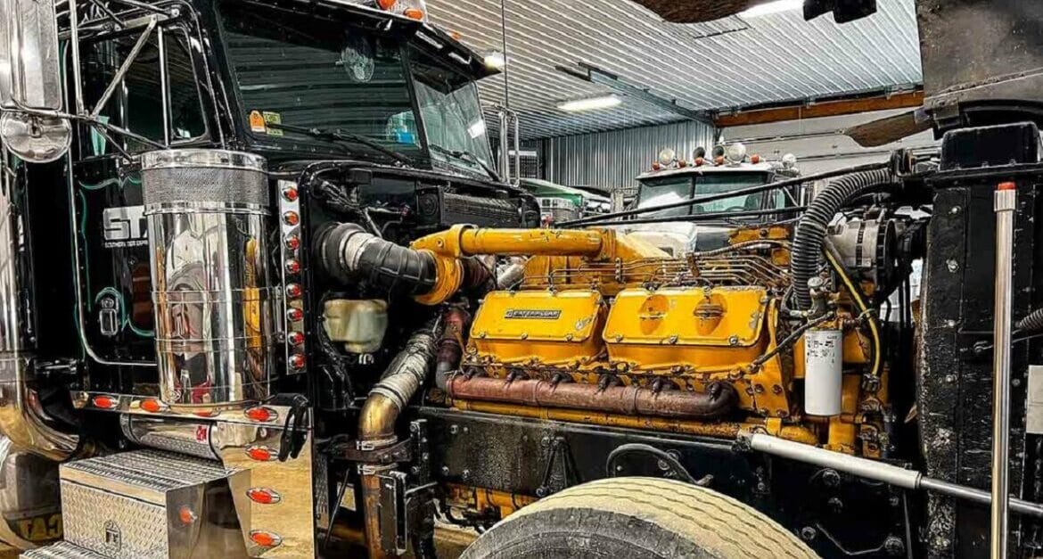 Caminhão Peterbilt surpreende com motor Caterpillar v12 de 27 litros e ...