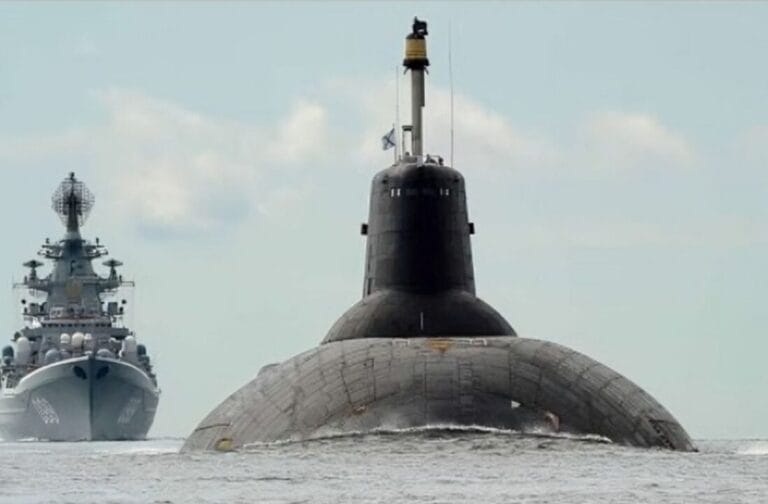 Classe Typhoon, composta pelos maiores submarinos já construídos, que ...