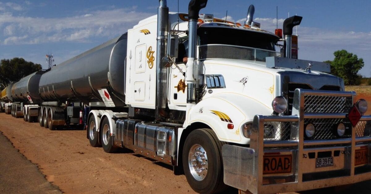 Caminhões que dominam as estradas: Road Trains Australianos com cargas ...