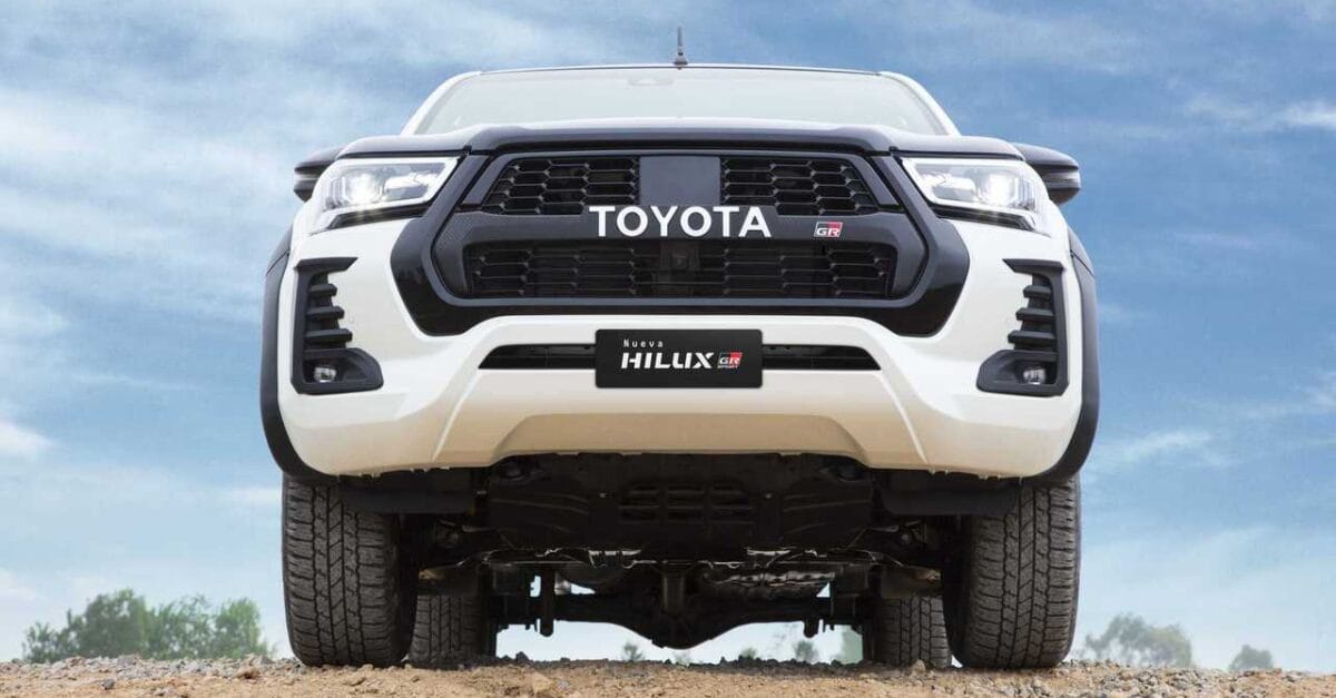 Toyota llega con los dos pies en la puerta y lanza mini Hilux que ...