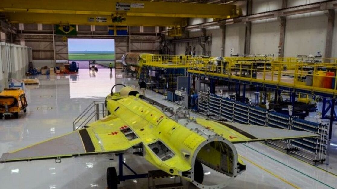 Pela primeira vez na América Latina, Embraer inaugura linha de produção ...