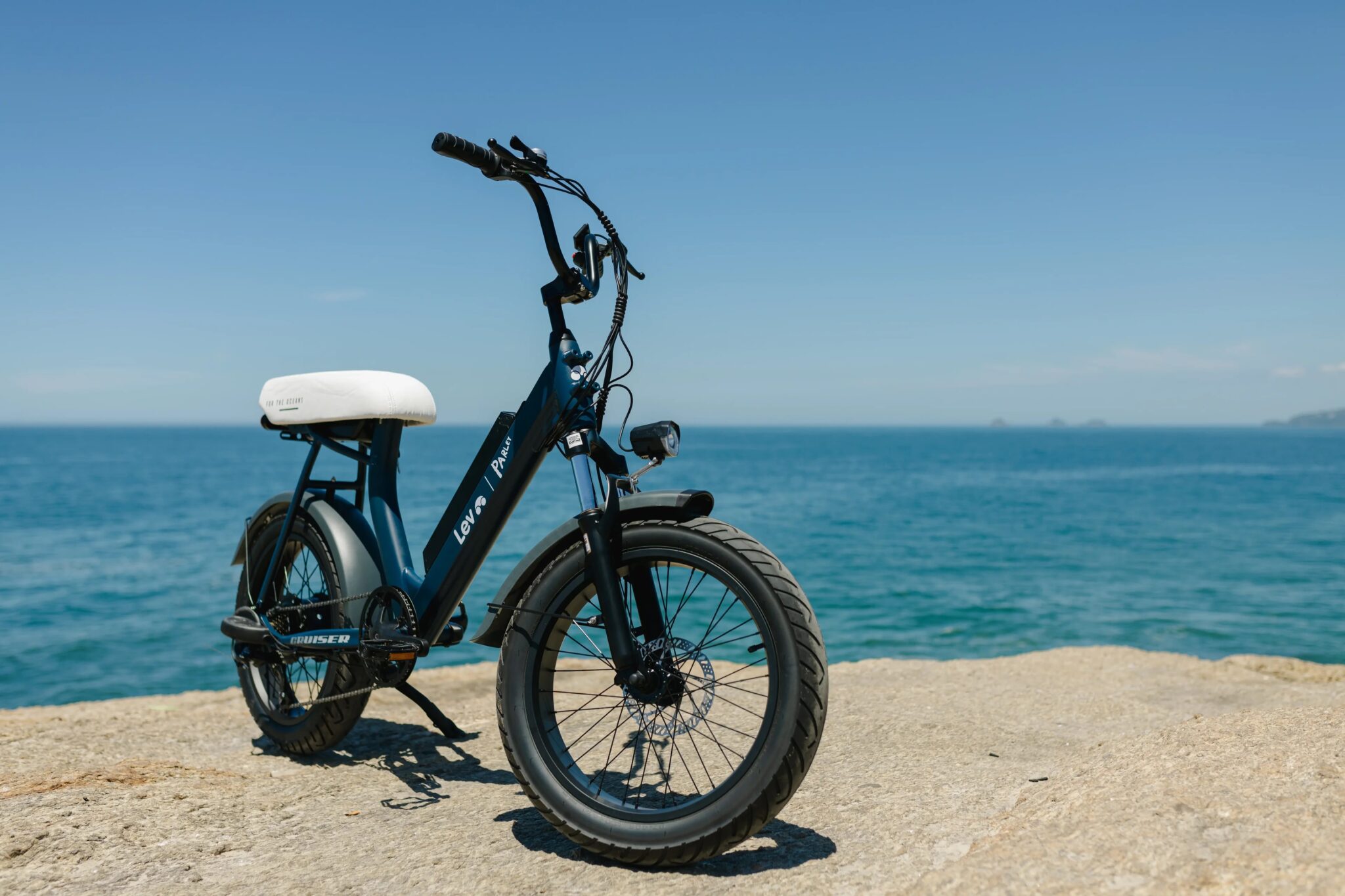 Bicicleta elétrica feita com fibra de abacaxi e plástico dos oceanos ...