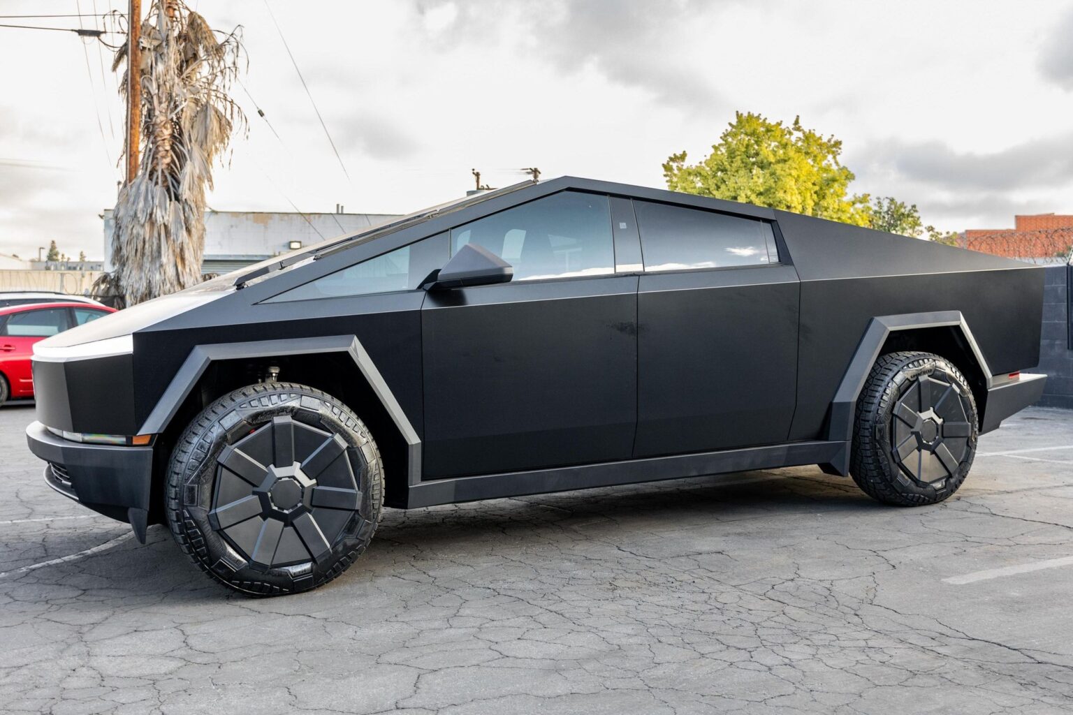 Idoso comprou um Tesla Cybertruck, dirigiu 109 km e pediu ao filho para ...