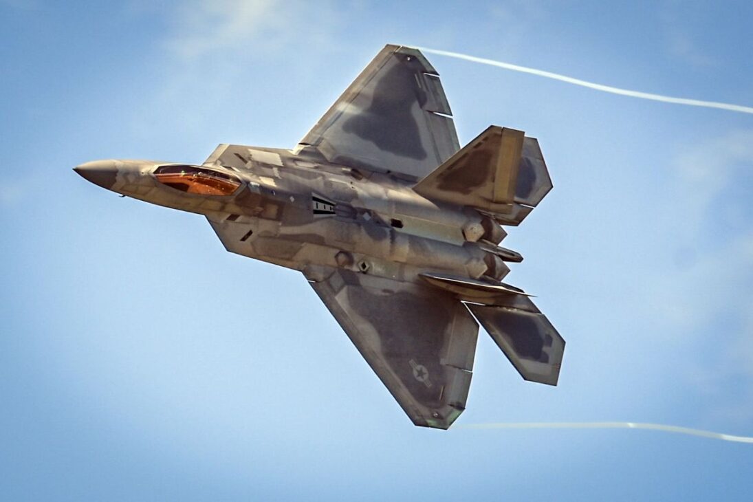 F-22 Raptor combina tecnologia stealth, supercruise e manobras 3D para ...
