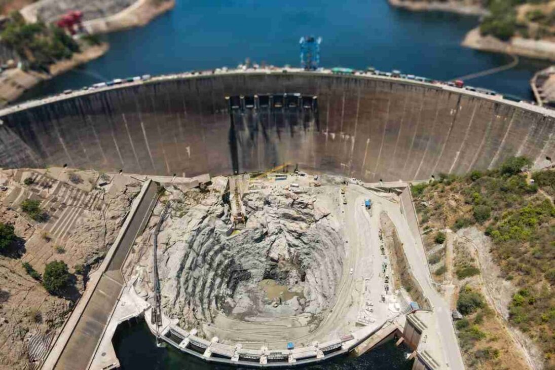 A maior barragem do mundo com seu lago de 185 km³ que supera em quatro ...