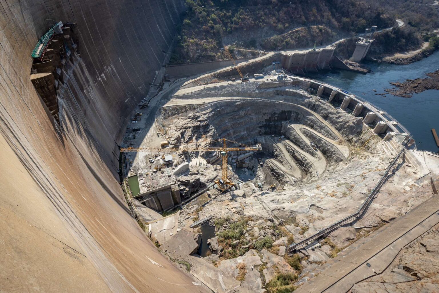 A maior barragem do mundo com seu lago de 185 km³ que supera em quatro ...