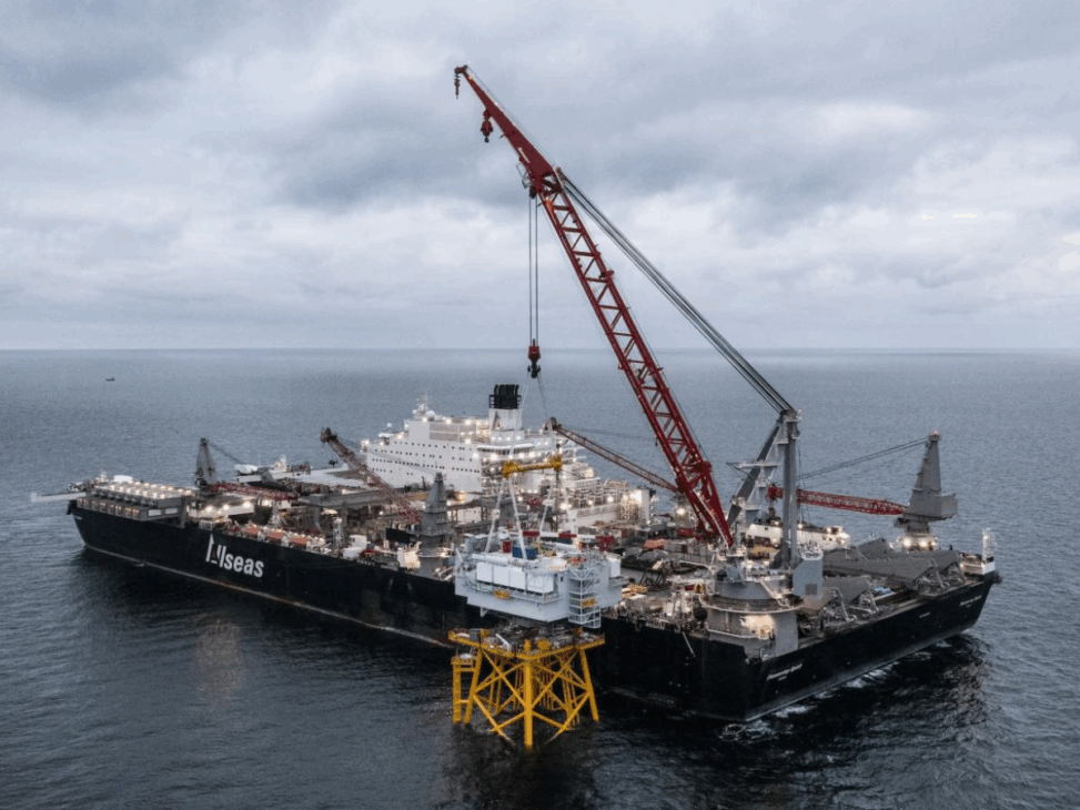 The giant ship that 'swallows' oil platforms whole: 382 meters and ...