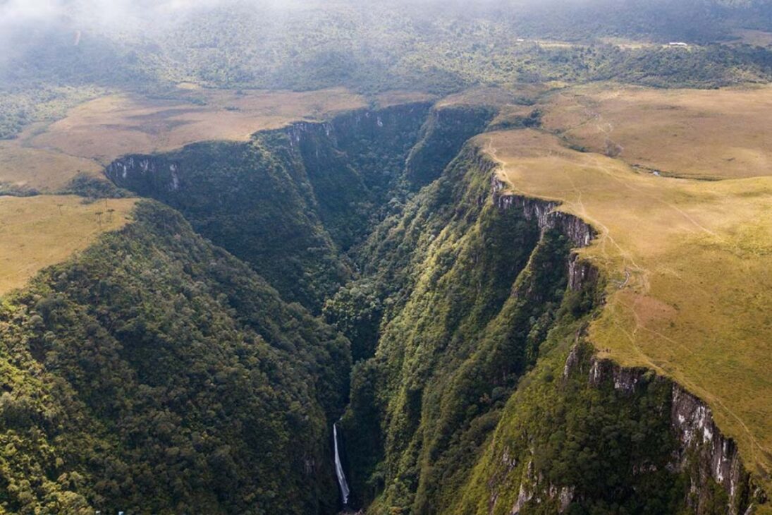 O cânion brasileiro no sul do país: gigantes de pedra tão profundos ...