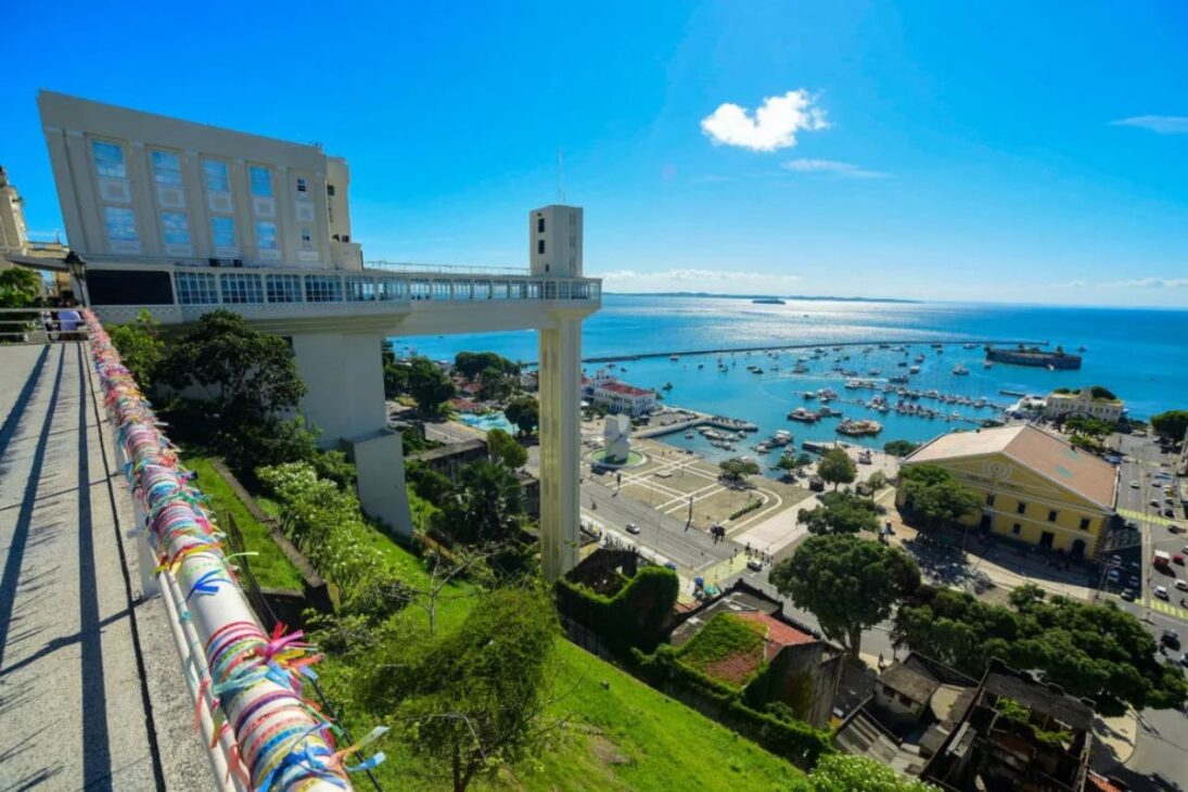 O Elevador Lacerda em Salvador de 72 metros é o transporte público e o ...