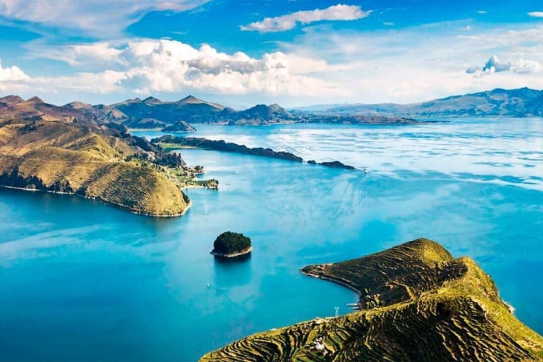 O lago navegável mais alto do mundo, une dois países a 3.812 metros de ...