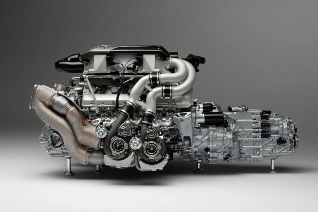 O motor do Bugatti Chiron, com 16 cilindros e 4 turbos, que precisa de ...
