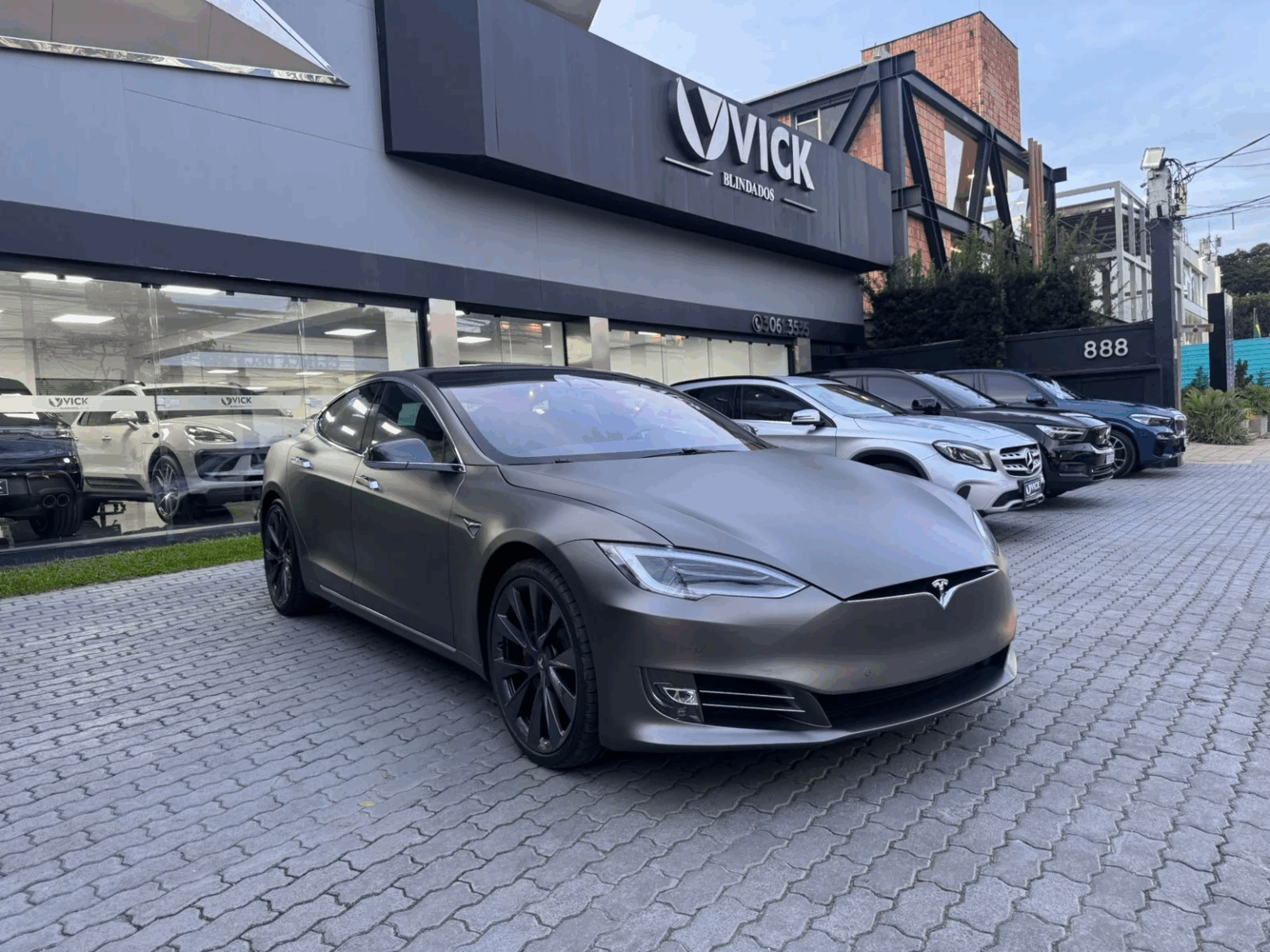Ele comprou um Tesla Model S usado e o antigo dono passou a controlar o ...