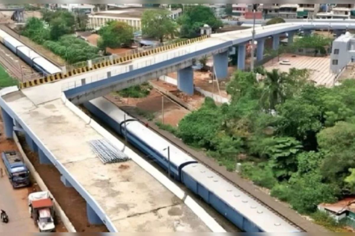 A ponte em 90 graus custou R$ 12 milhões, foi construída na Índia para ...