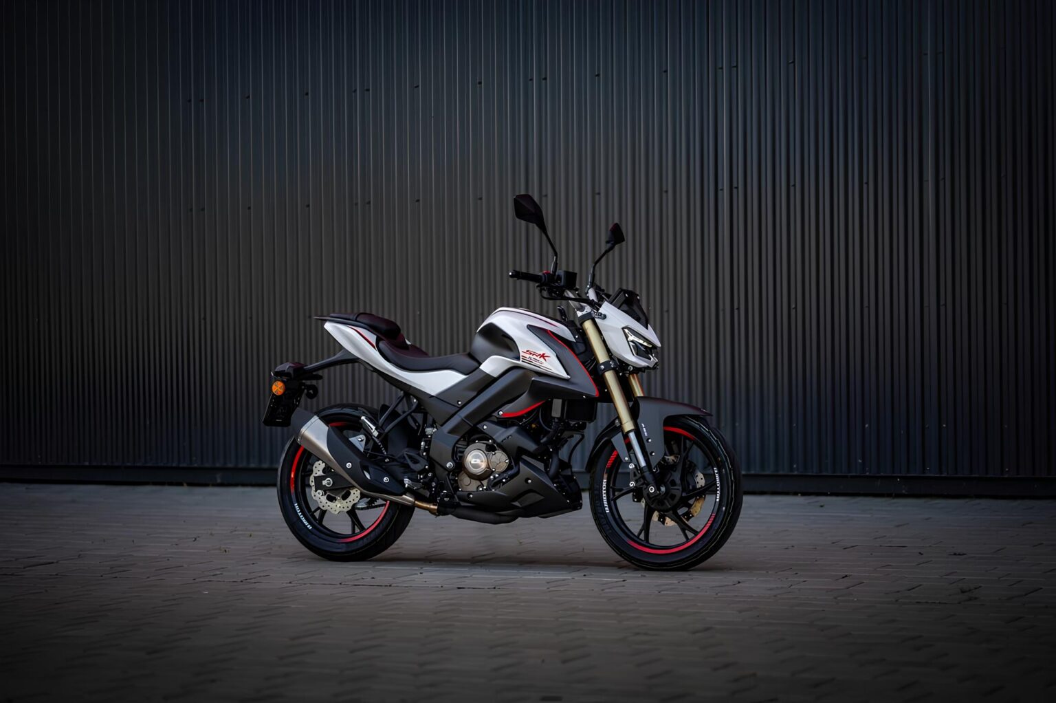 Com motor de 125 cc e desempenho de 160, a SRK 125 S chega com visual ...