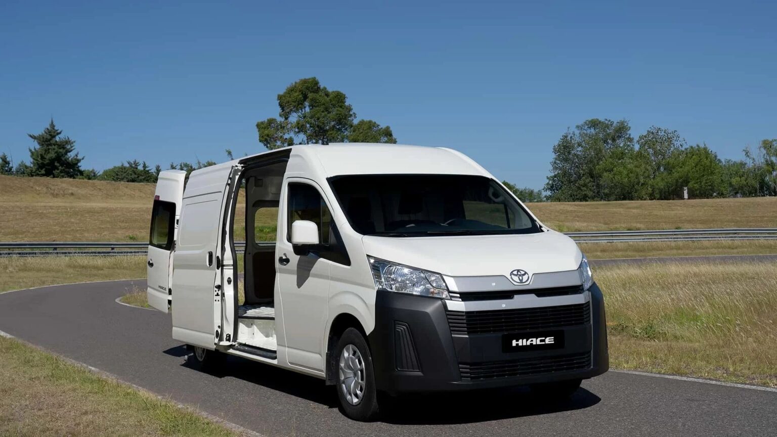 Toyota vai lançar no Brasil 'Kombi' com motor de Hilux e espaço para ...