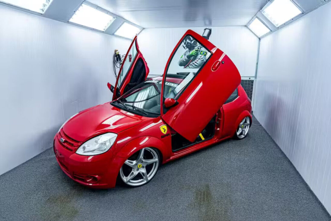 Ele transformou um Ford Ka em “Ferrari”: portas tesoura, suspensão a ar ...