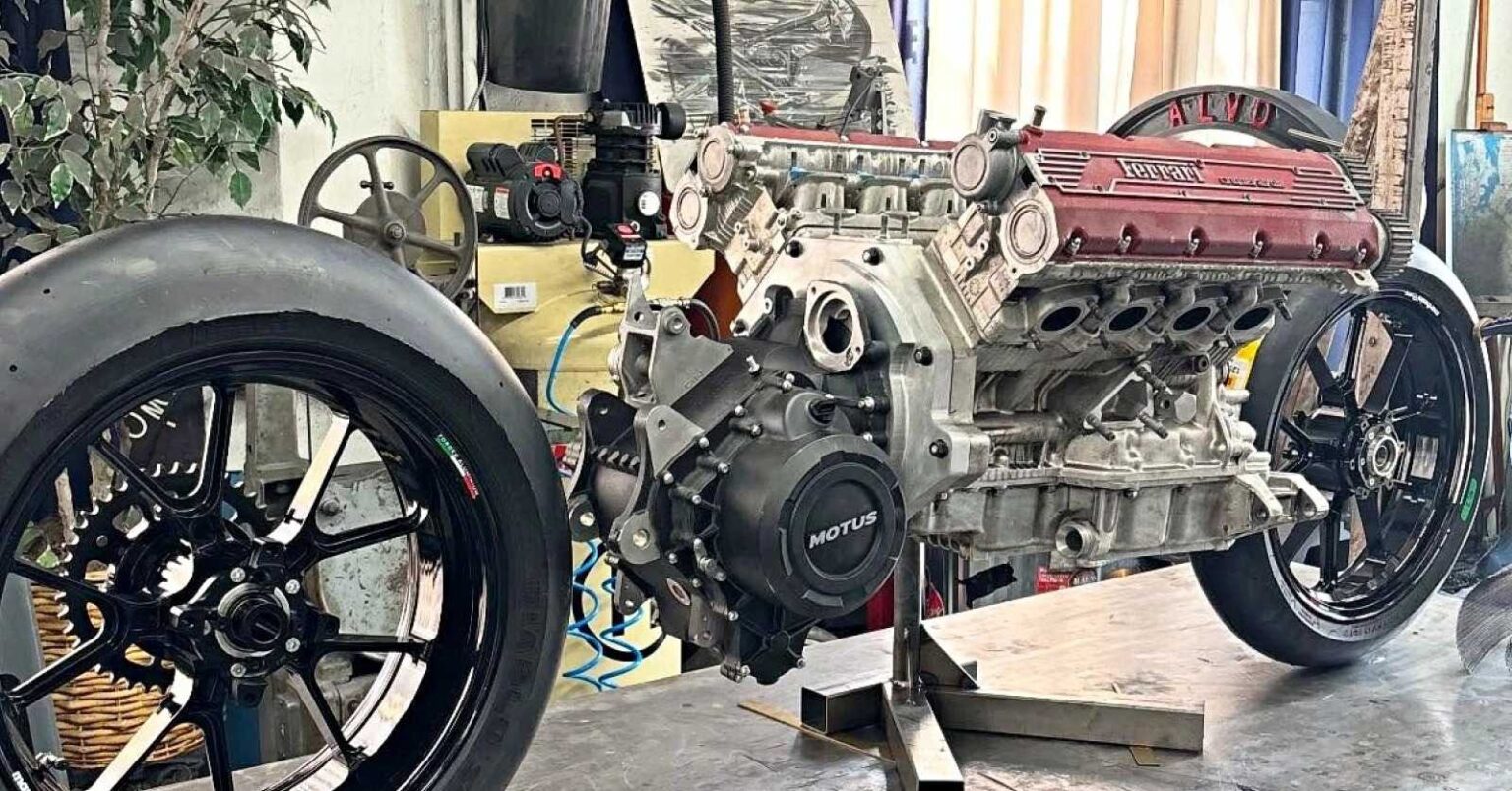 Mecânico adapta um motor V8 de 3,5 litros da Ferrari em moto de 267 kg ...