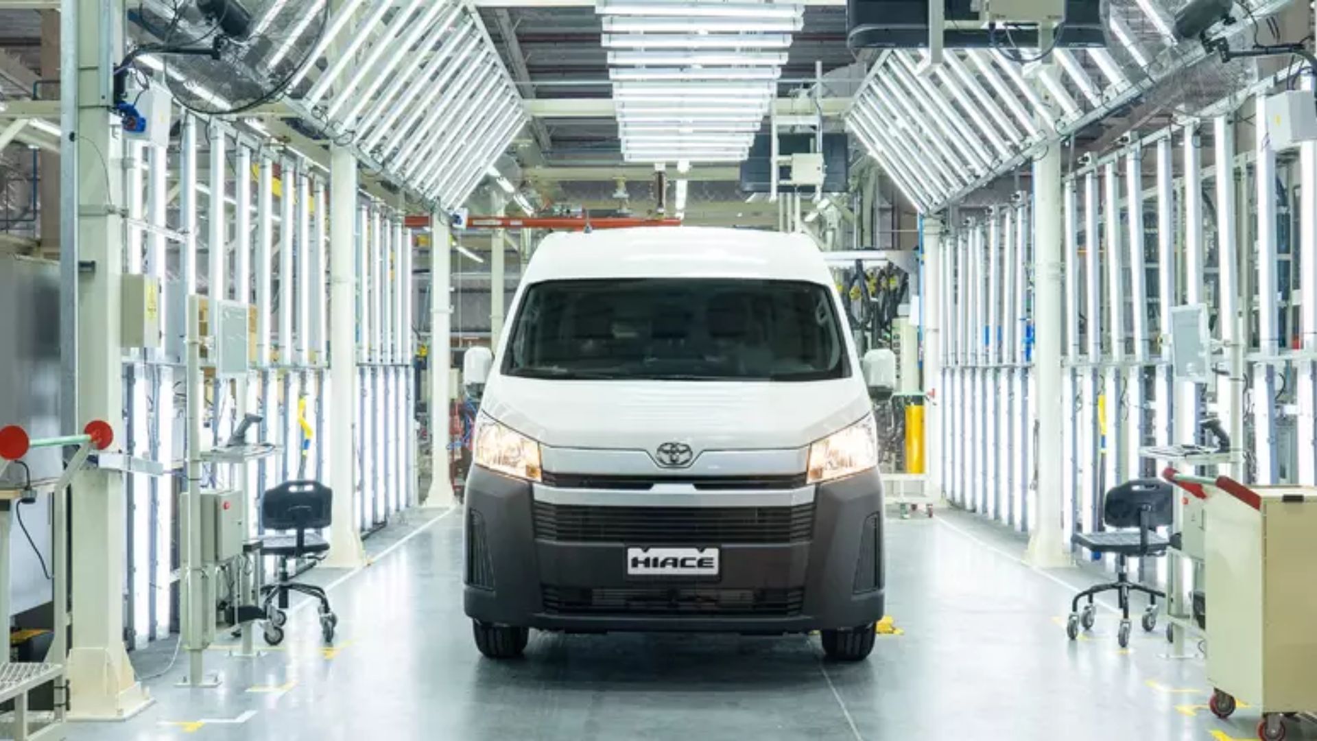 Com motor 2.8 da Hilux e câmbio automático, van Toyota Hiace para 14 ...