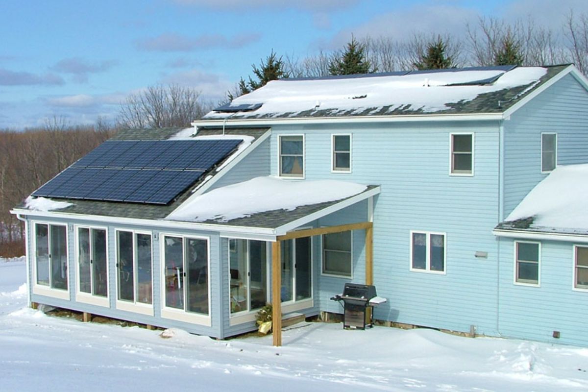 Estudo revela que painéis solares funcionam até sob neve e frio intenso ...
