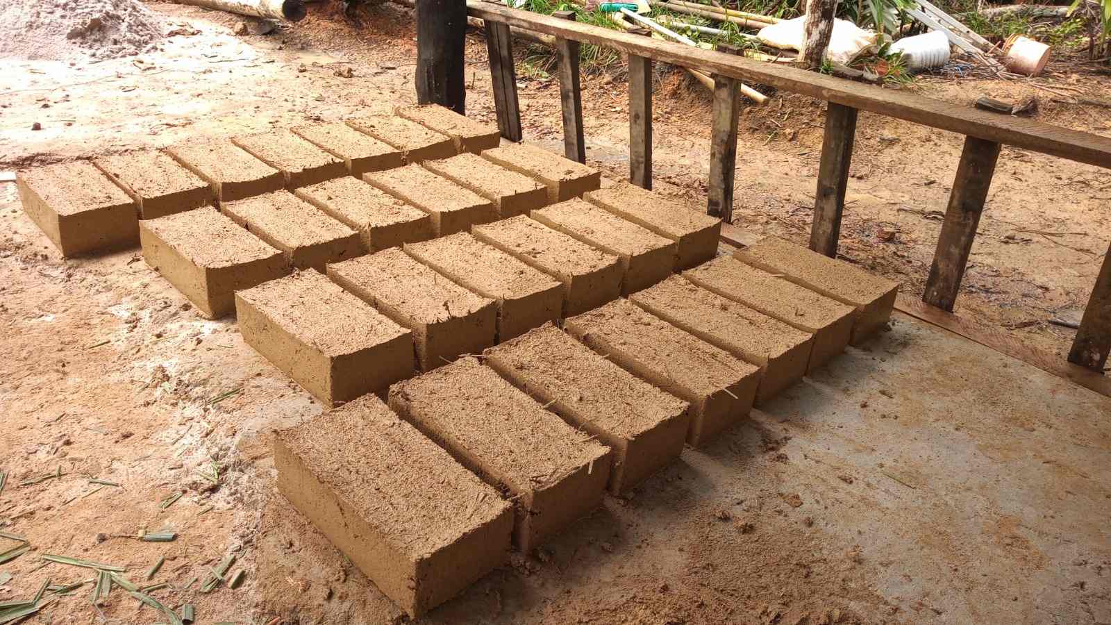 Em pleno 2025, brasileiros mantêm viva a arte de fabricar tijolos de ...