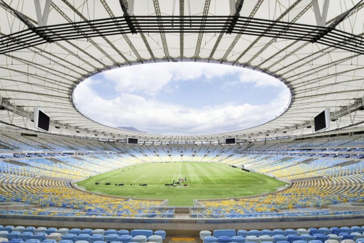 A cobertura do Maracanã, instalada para a Copa de 2014, é uma ...