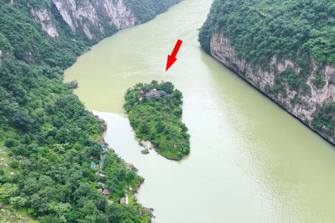 Família mora há mais de 20 anos isolada numa ilha no meio de um rio na ...