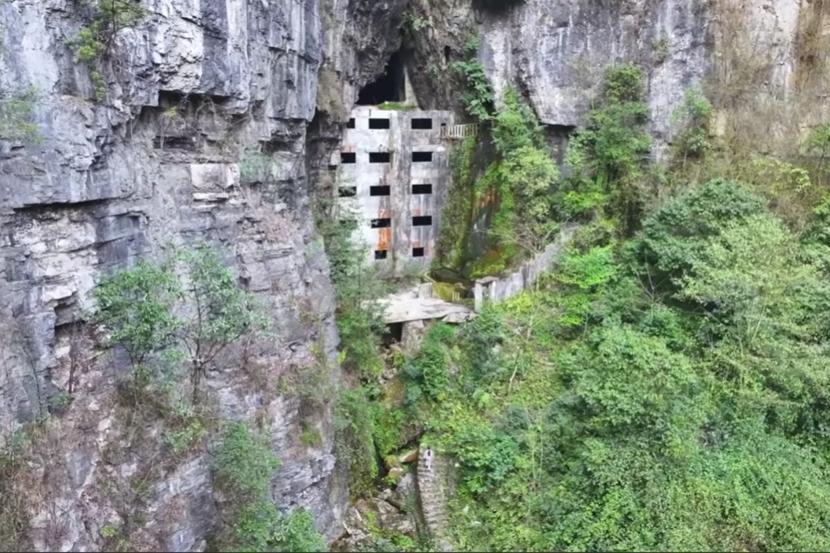 Mistério nas montanhas da China: mulher encontra casa gigante de cinco ...