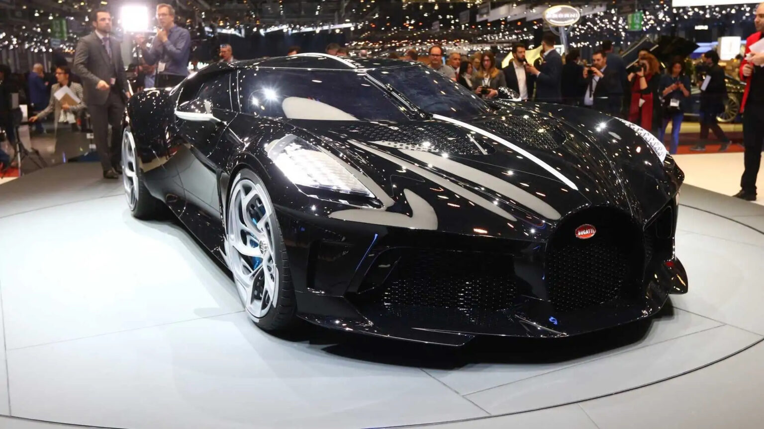 A pintura mais cara da história automotiva: Bugatti La Voiture Noire ...