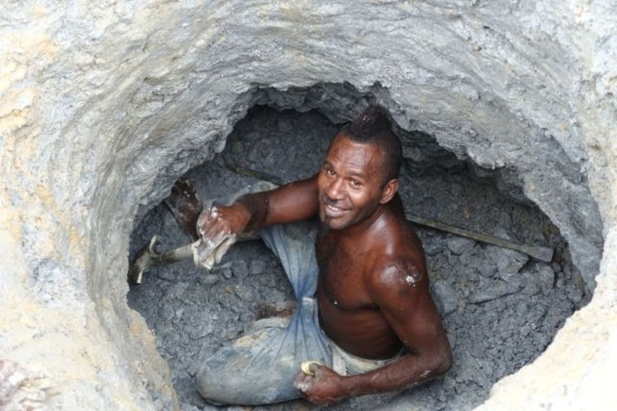 Com até US$ 3.000 por dia na extração manual, mineradores das Ilhas ...