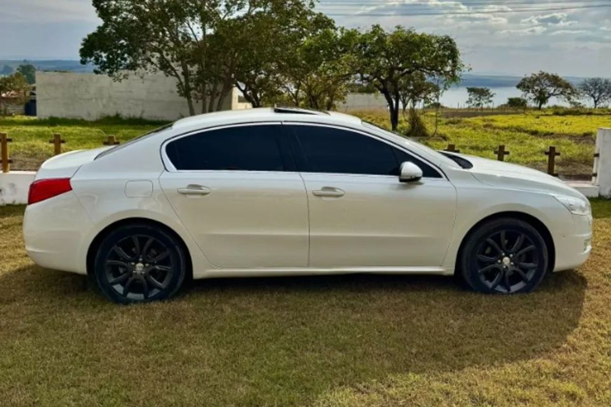 Com motor 1.6 THP e consumo 8 cidade 12 estrada, o Peugeot 508 2012 tem ...
