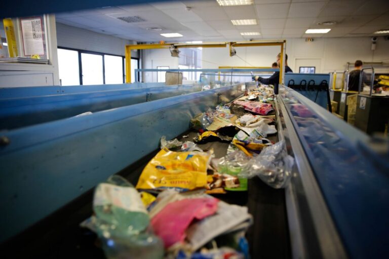 Como 11 milhões de toneladas de plástico viram garrafas novas com alta ...