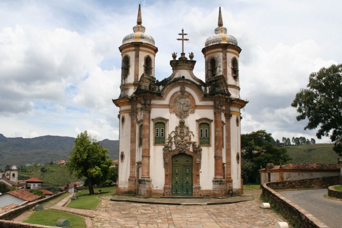 Com obra iniciada em 1766 e fachada esculpida em pedra-sabão por ...