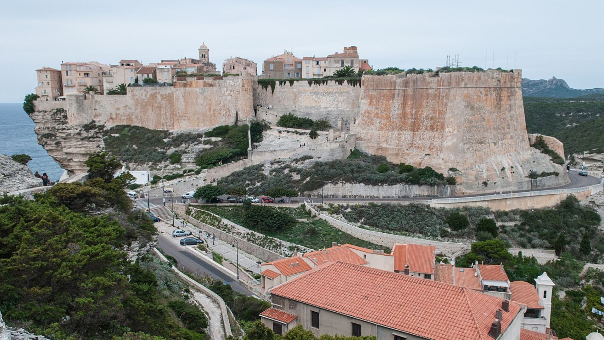 Bonifacio tem 138 km², só 2.658 moradores e é a cidade francesa ...