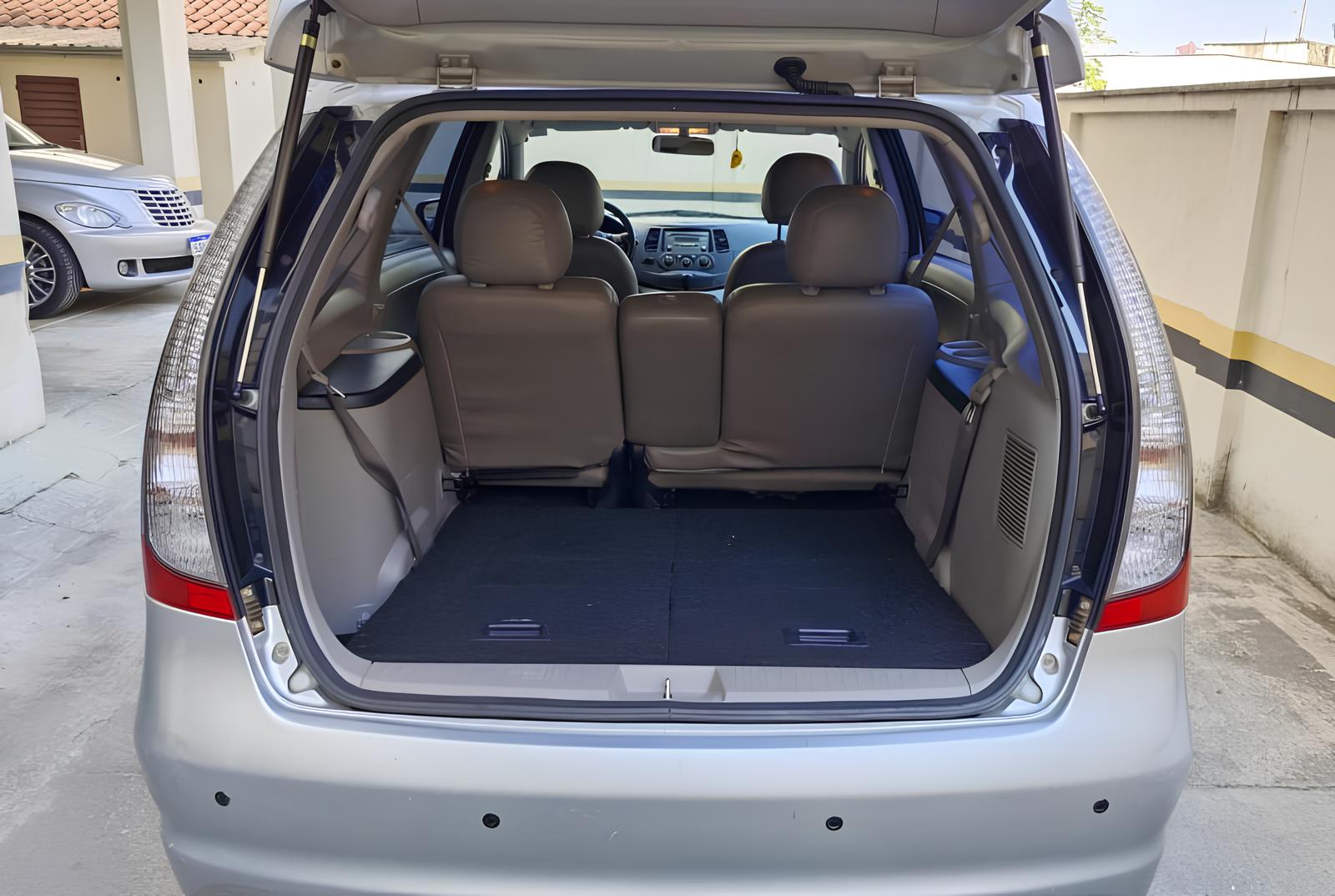 minivan japonesa de luxo - CPG Click Petróleo e Gás