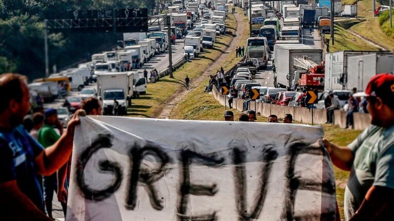 Greve dos caminhoneiros não vinga, rodovias amanhecem sem bloqueios ...