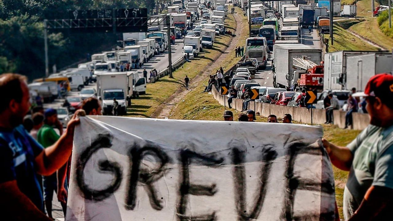Greve dos caminhoneiros não vinga, rodovias amanhecem sem bloqueios ...