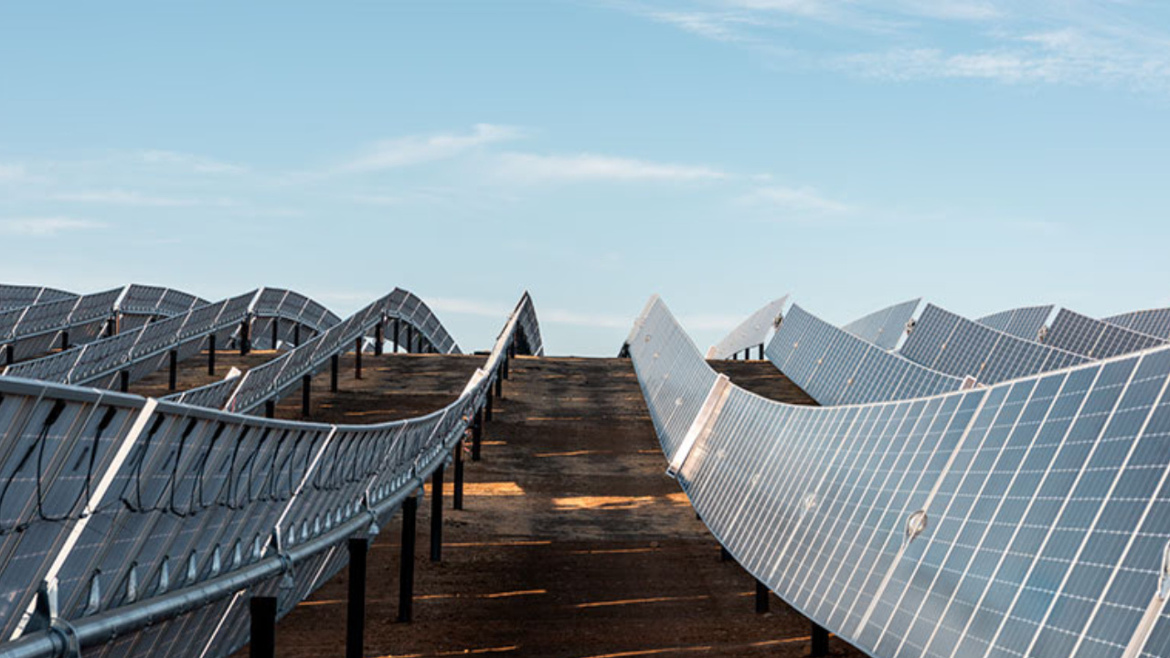 Energia solar avança sobre terrenos irregulares no Brasil; trackers ...
