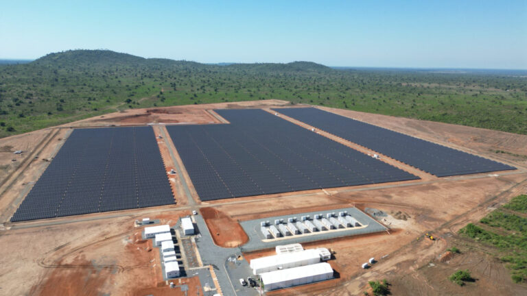 Conheça o maior parque de energia solar off-grid da África, que começou ...
