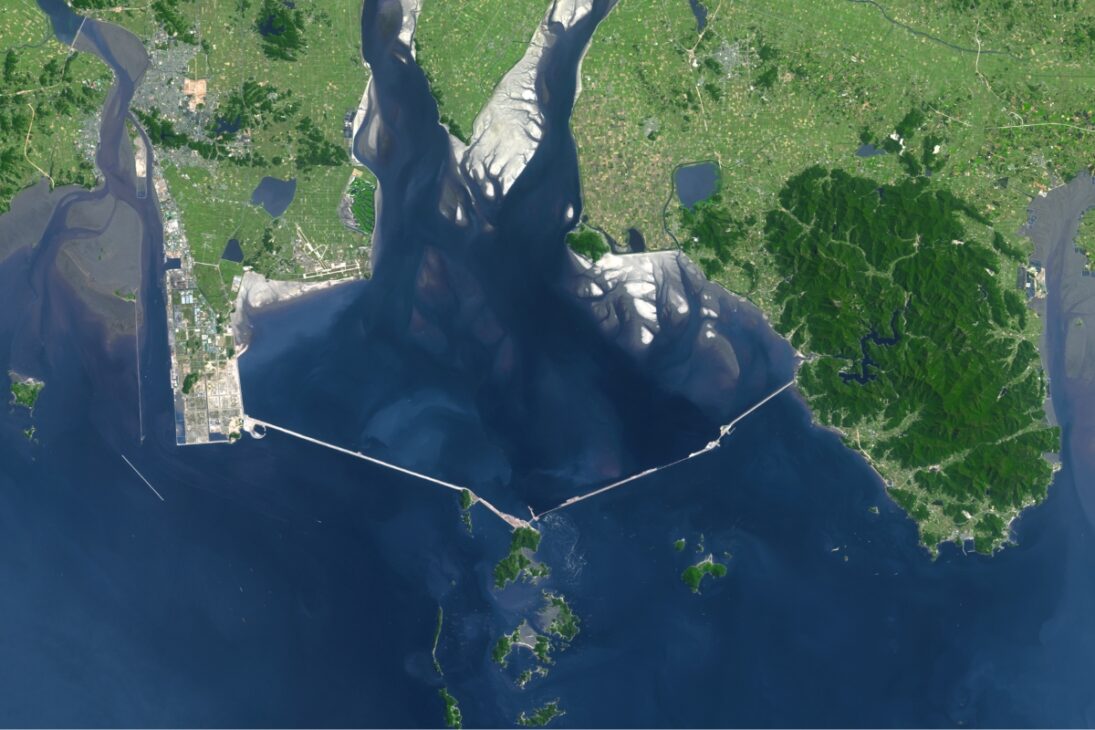 Visible from space, a 33 km structure, considered the world's largest ...