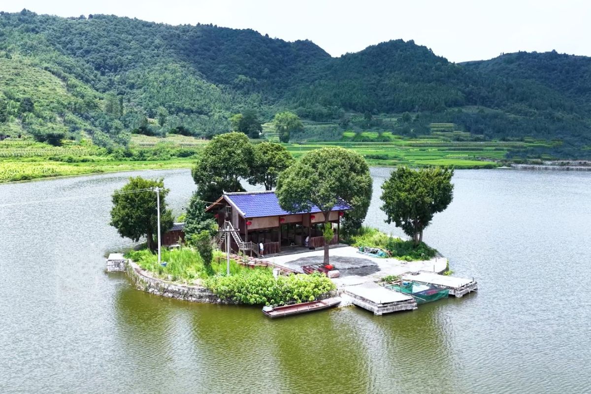 Explorers discover secret island in Guizhou with centuries-old wooden ...
