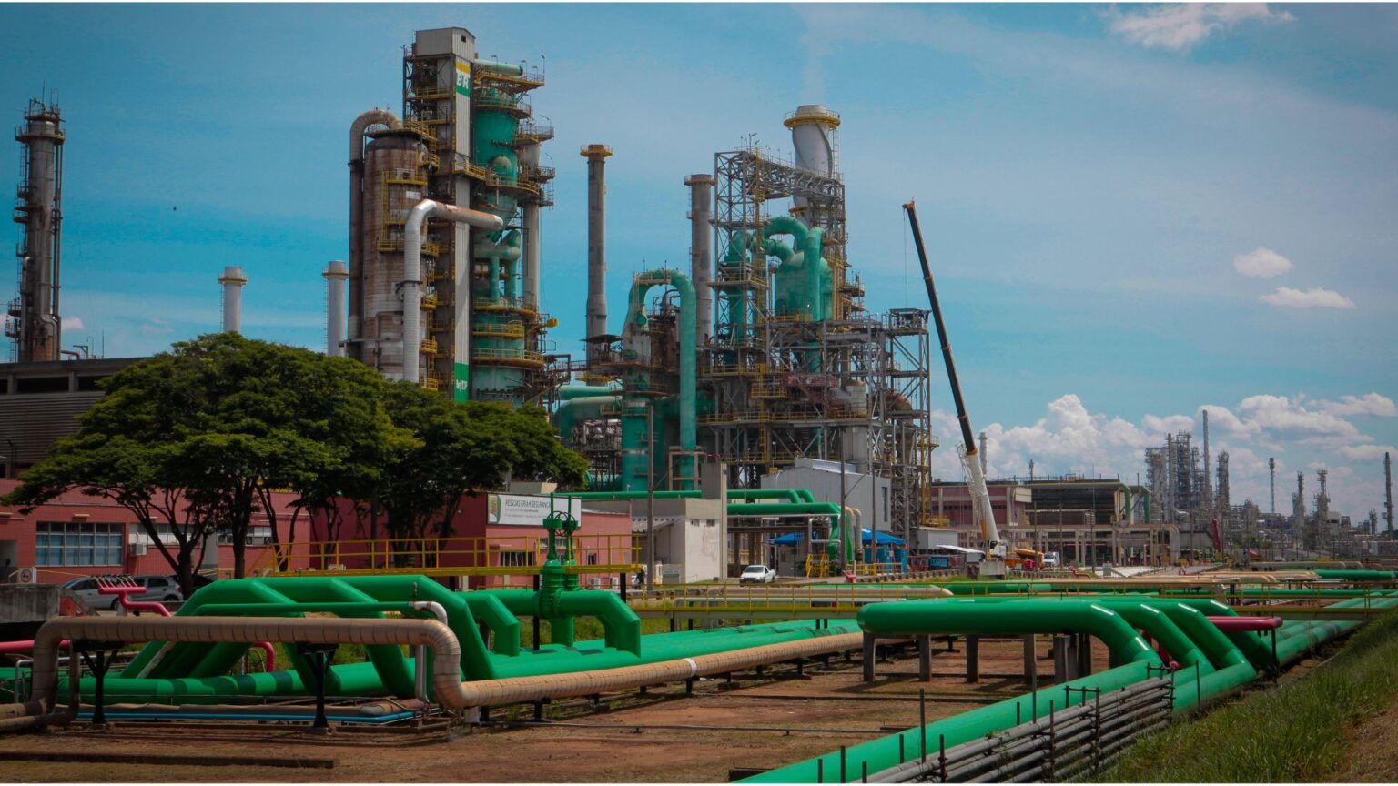 Petrobras amplia refino no Brasil, aumenta produção de diesel S-10 e ...