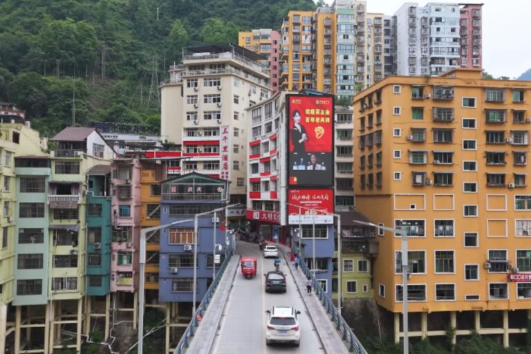 Yanjin, na China, é considerada a cidade mais estreita do mundo ...