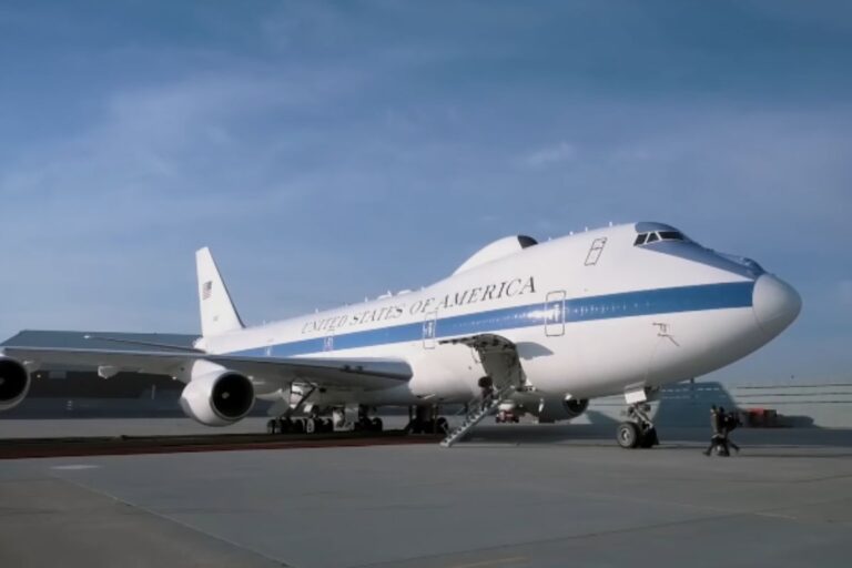 Conheça o Boeing E-4B, o avião do juízo final que vira quartel-general ...