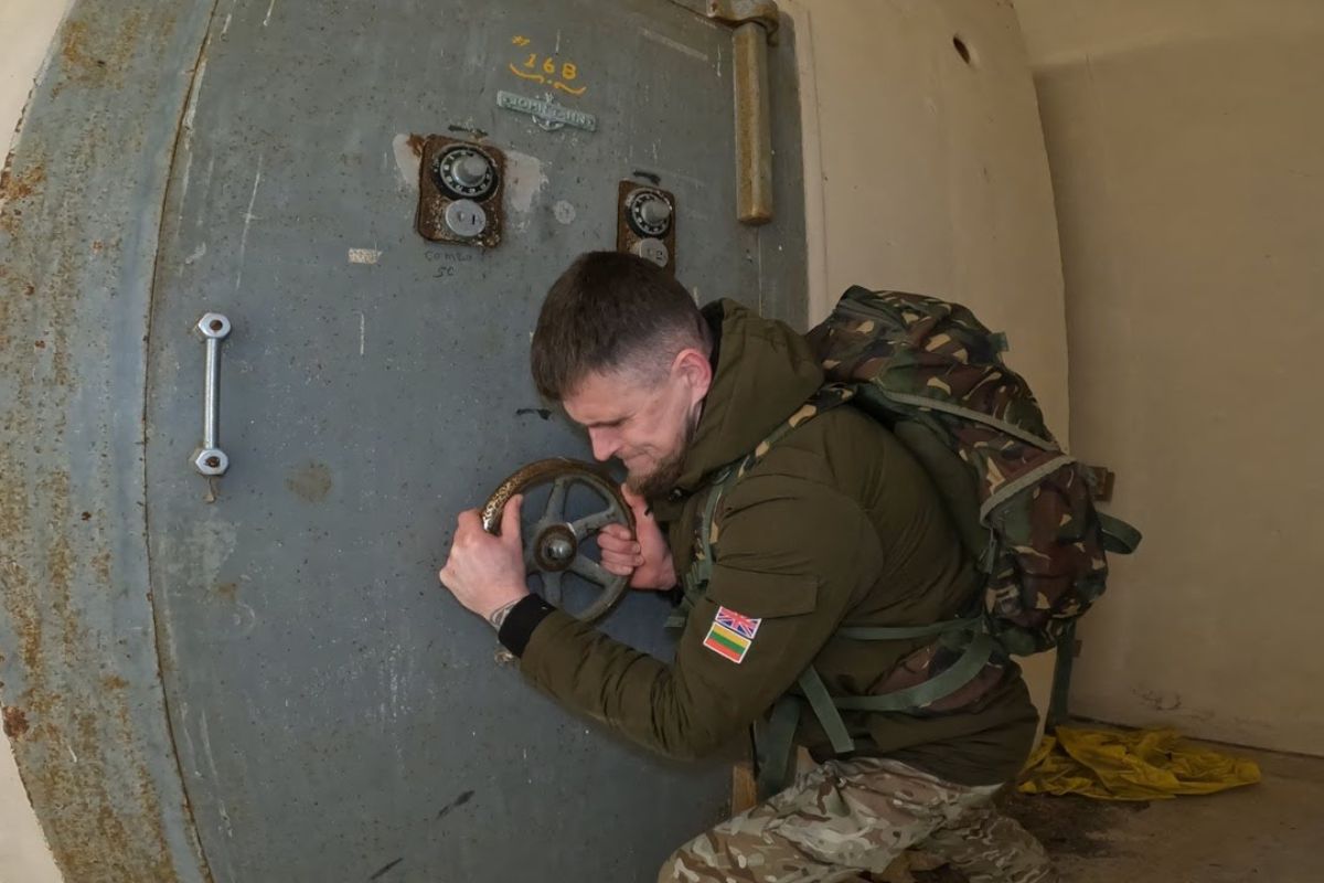 Explorador entra em antiga base militar no Reino Unido esperando ruínas ...