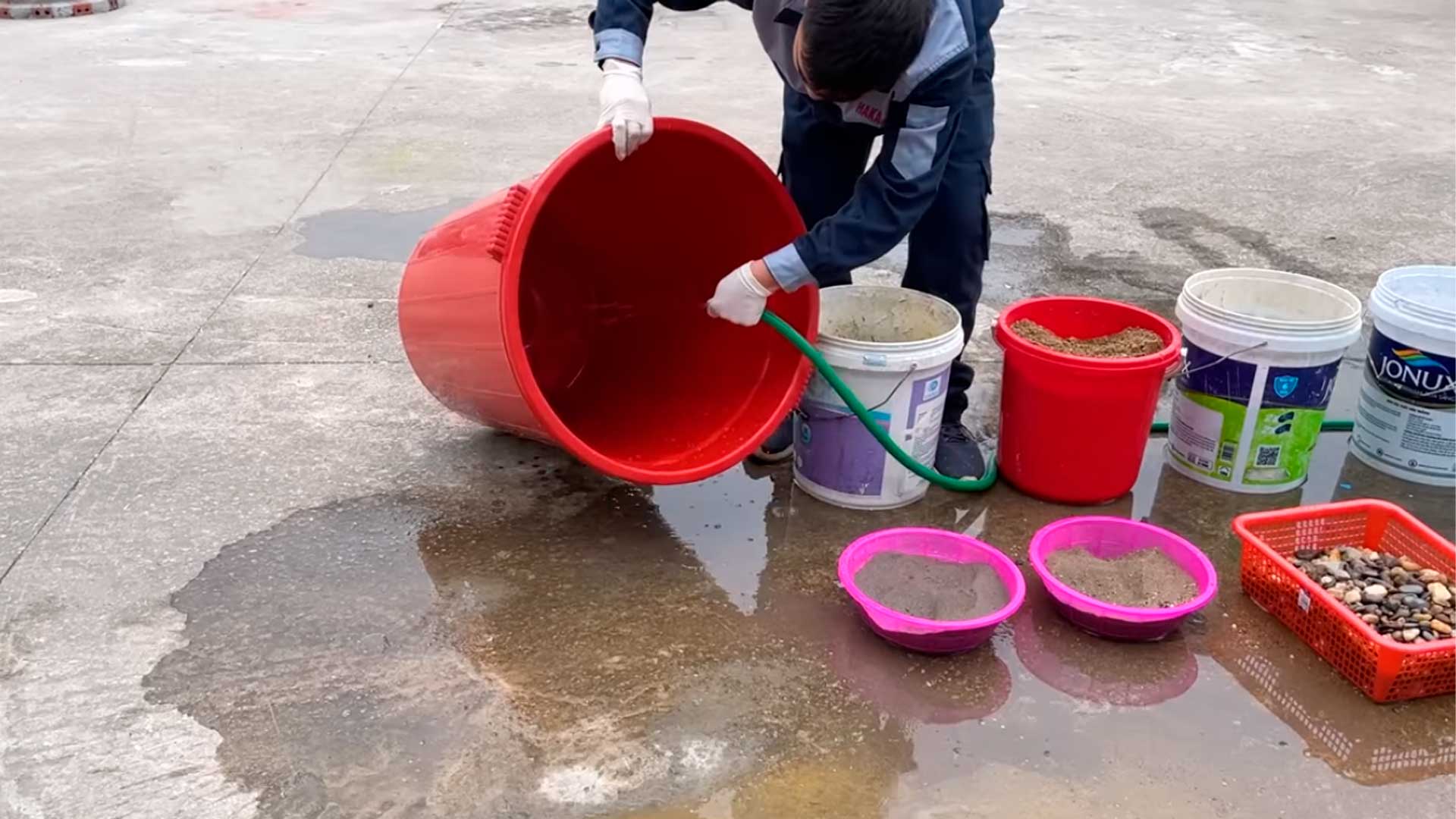 Man uses a technique over 2 years old to transform muddy water into ...