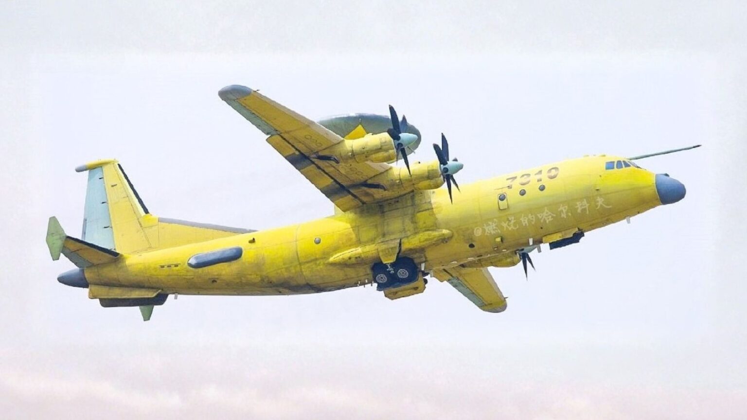 China coloca no ar o novo avião-radar KJ-700, flagrado com nariz ...