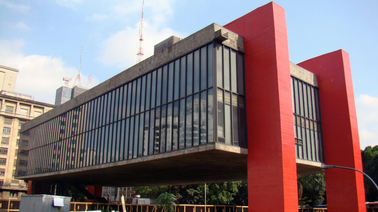 Marco da arquitetura brasileira, edifício do MASP combina vão livre ...